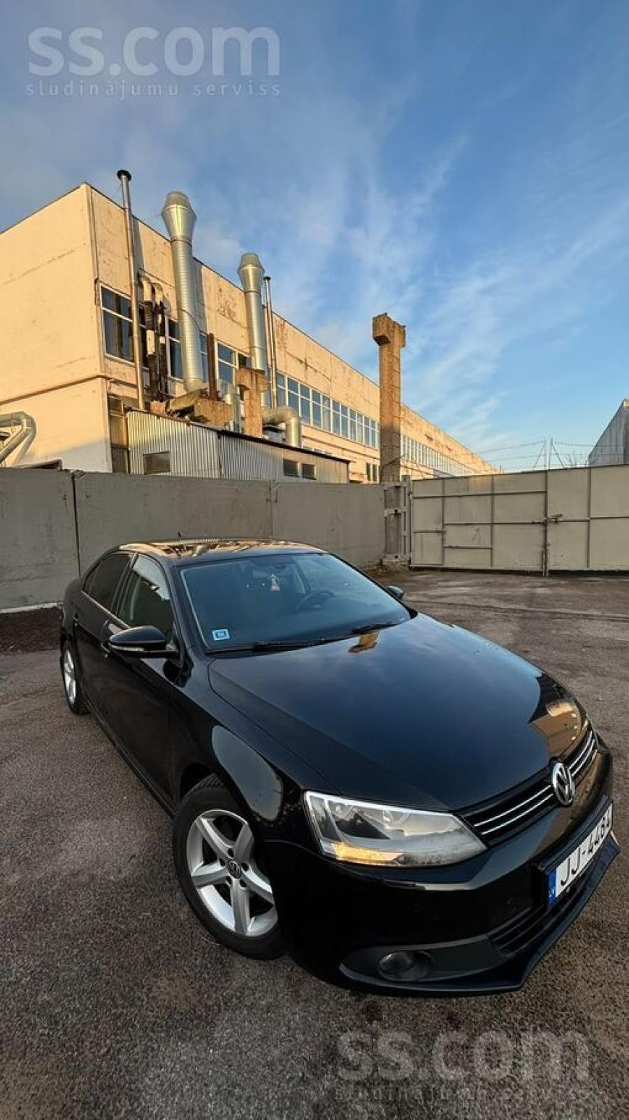 Black Volkswagen Jetta 2013 in Riga, with an engine capacity of 1.60 L and mileage of 227 thousand km for 3500 €, photo 5 on AUTOMOTO.COM.LV