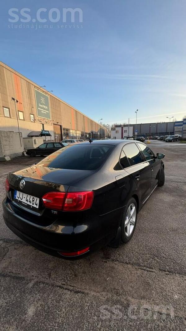 Black Volkswagen Jetta 2013 in Riga, with an engine capacity of 1.60 L and mileage of 227 thousand km for 3500 €, photo 6 on AUTOMOTO.COM.LV