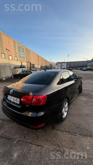 Black Volkswagen Jetta 2013 in Riga, with an engine capacity of 1.60 L and mileage of 227 thousand km for 3500 €, photo 6 on AUTOMOTO.COM.LV