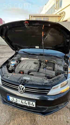 Black Volkswagen Jetta 2013 in Riga, with an engine capacity of 1.60 L and mileage of 227 thousand km for 3500 €, photo 7 on AUTOMOTO.COM.LV