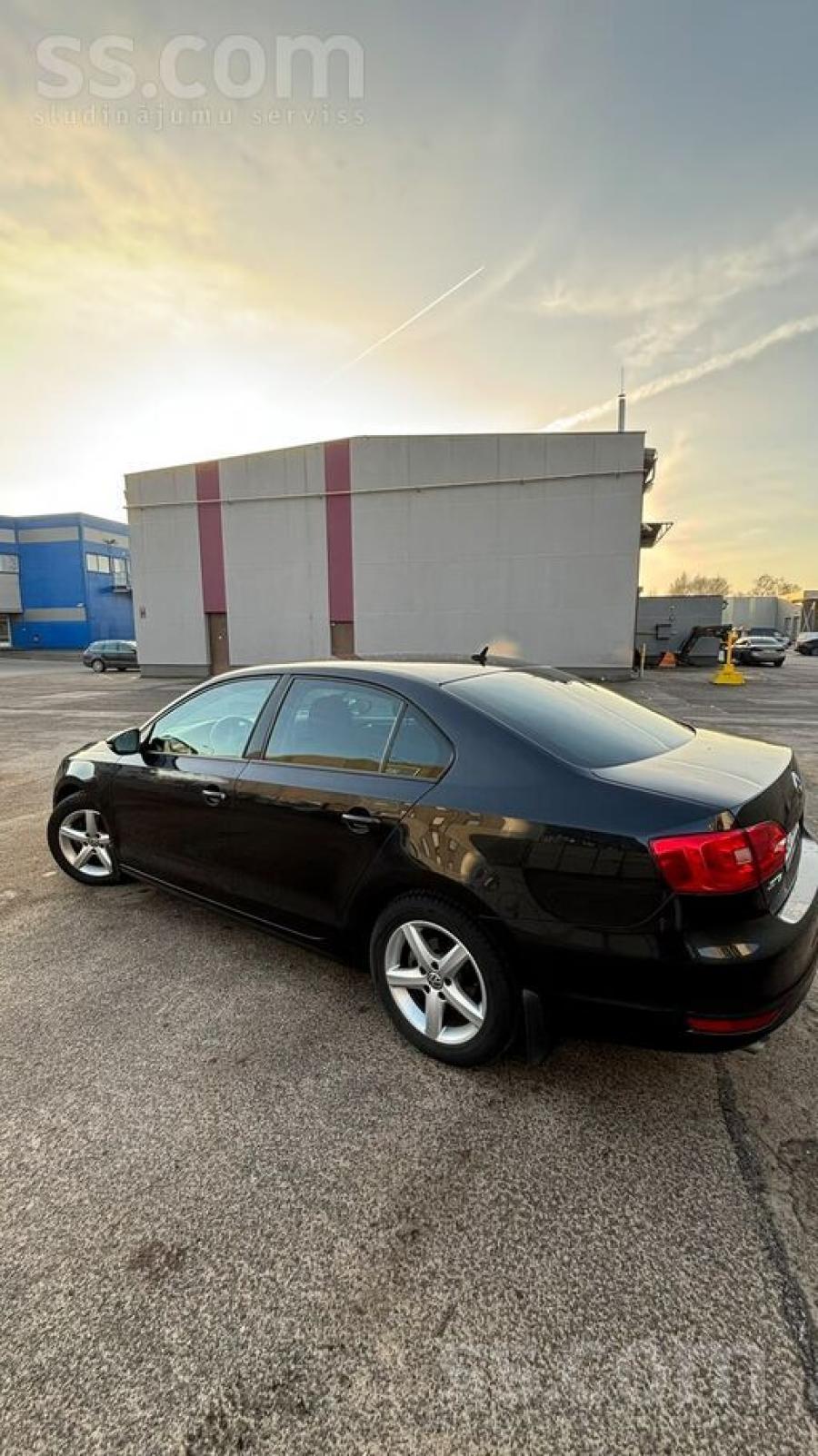 Black Volkswagen Jetta 2013 in Riga, with an engine capacity of 1.60 L and mileage of 227 thousand km for 3500 €, photo 8 on AUTOMOTO.COM.LV