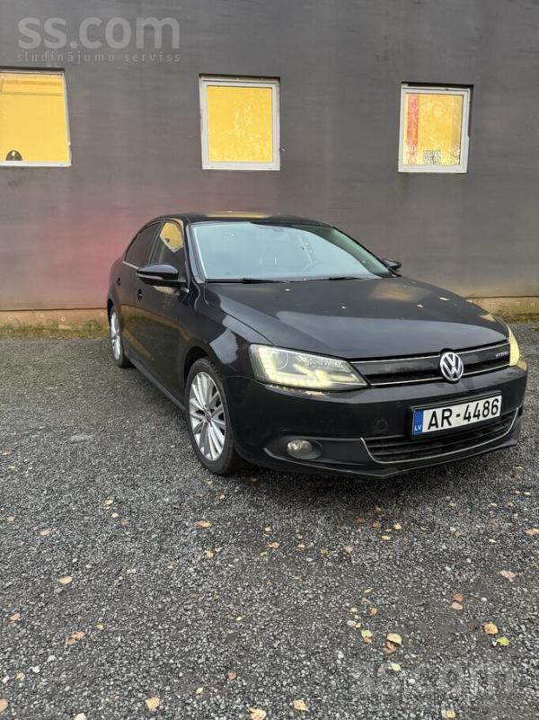 Black Volkswagen Jetta 2013 in Bauska, with an engine capacity of 1.40 L and mileage of 259 thousand km for 2500 €, photo 1 on AUTOMOTO.COM.LV
