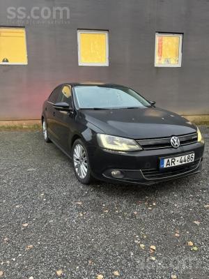 Black Volkswagen Jetta 2013 in Bauska, with an engine capacity of 1.40 L and mileage of 259 thousand km for 2500 €, photo 1 on AUTOMOTO.COM.LV