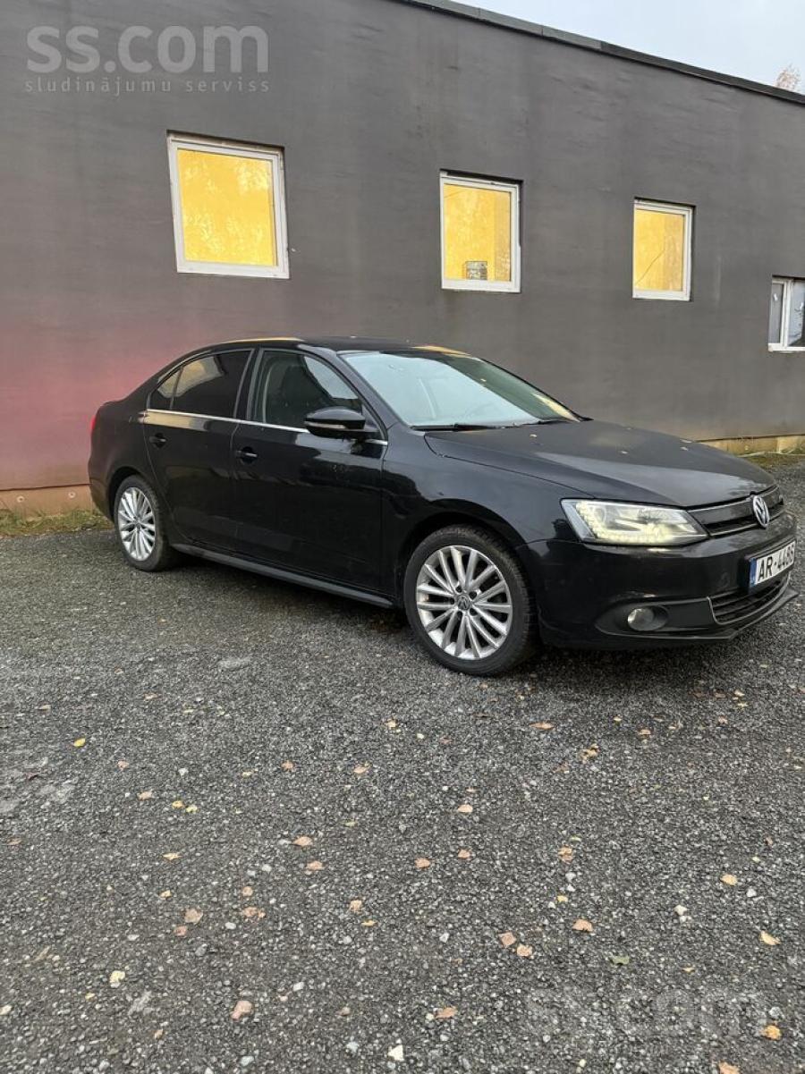 Black Volkswagen Jetta 2013 in Bauska, with an engine capacity of 1.40 L and mileage of 259 thousand km for 2500 €, photo 3 on AUTOMOTO.COM.LV