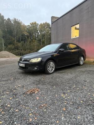 Black Volkswagen Jetta 2013 in Bauska, with an engine capacity of 1.40 L and mileage of 259 thousand km for 2500 €, photo 4 on AUTOMOTO.COM.LV