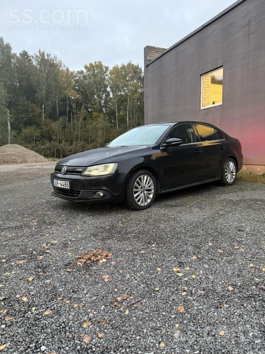 Black Volkswagen Jetta 2013 in Bauska, with an engine capacity of 1.40 L and mileage of 259 thousand km for 2500 €, photo 4 on AUTOMOTO.COM.LV