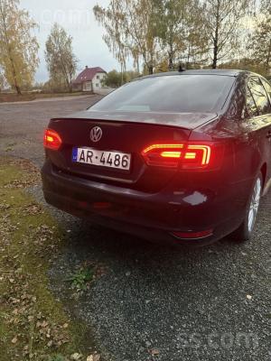 Black Volkswagen Jetta 2013 in Bauska, with an engine capacity of 1.40 L and mileage of 259 thousand km for 2500 €, photo 6 on AUTOMOTO.COM.LV