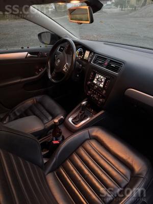 Black Volkswagen Jetta 2013 in Bauska, with an engine capacity of 1.40 L and mileage of 259 thousand km for 2500 €, photo 7 on AUTOMOTO.COM.LV