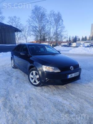 Black Volkswagen Jetta 2014 in Riga, with an engine capacity of 1.40 L and mileage of 343 thousand km for 3350 €, photo 2 on AUTOMOTO.COM.LV