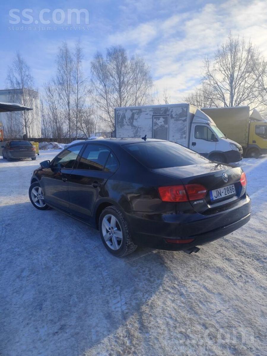Black Volkswagen Jetta 2014 in Riga, with an engine capacity of 1.40 L and mileage of 343 thousand km for 3350 €, photo 4 on AUTOMOTO.COM.LV