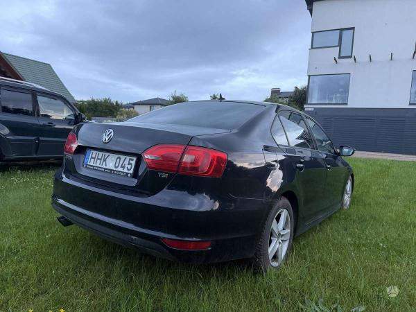 Melns Volkswagen Jetta 2014 Viļņa, ar dzinēja tilpumu 1.39 L un nobraukumu 281 tūkst. km par 3200 €, foto 2 vietnē AUTOMOTO.COM.LV