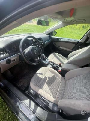 Melns Volkswagen Jetta 2014 Viļņa, ar dzinēja tilpumu 1.39 L un nobraukumu 281 tūkst. km par 3200 €, foto 4 vietnē AUTOMOTO.COM.LV