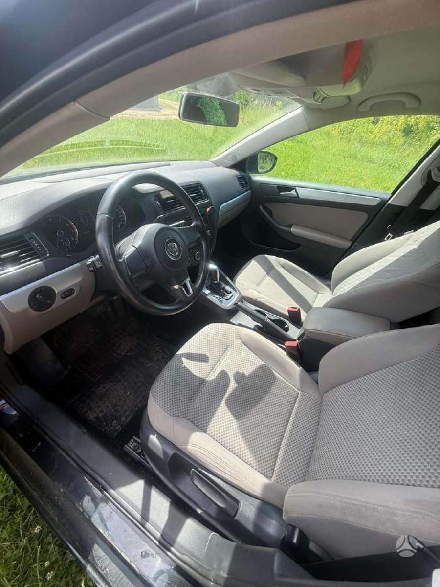 Melns Volkswagen Jetta 2014 Viļņa, ar dzinēja tilpumu 1.39 L un nobraukumu 281 tūkst. km par 3200 €, foto 4 vietnē AUTOMOTO.COM.LV