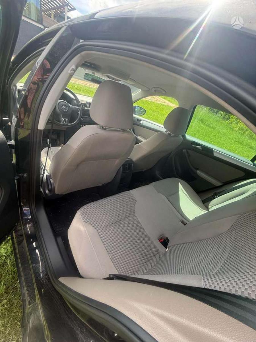 Melns Volkswagen Jetta 2014 Viļņa, ar dzinēja tilpumu 1.39 L un nobraukumu 281 tūkst. km par 3200 €, foto 5 vietnē AUTOMOTO.COM.LV