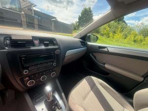 Melns Volkswagen Jetta 2014 Viļņa, ar dzinēja tilpumu 1.39 L un nobraukumu 281 tūkst. km par 3200 €, foto 6 vietnē AUTOMOTO.COM.LV