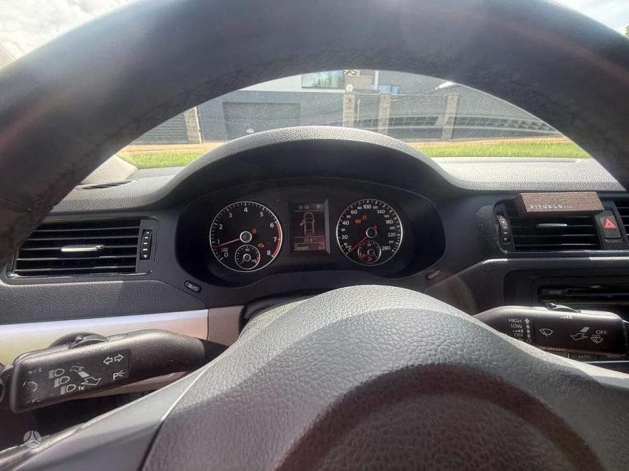 Melns Volkswagen Jetta 2014 Viļņa, ar dzinēja tilpumu 1.39 L un nobraukumu 281 tūkst. km par 3200 €, foto 7 vietnē AUTOMOTO.COM.LV