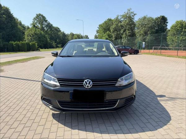 Melns Volkswagen Jetta 2014 Viļņa, ar dzinēja tilpumu 1.80 L un nobraukumu 111 tūkst. km par 3750 €, foto 2 vietnē AUTOMOTO.COM.LV
