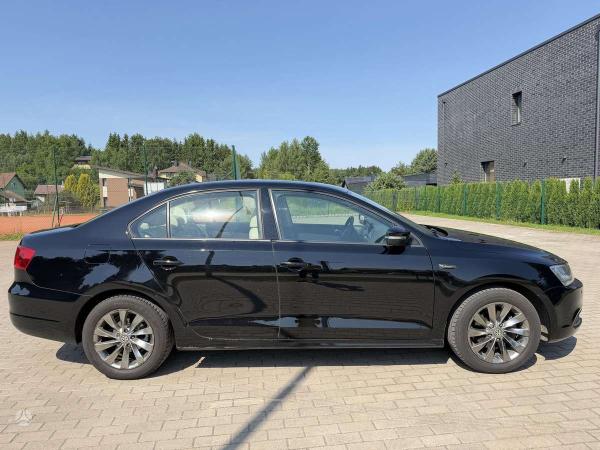 Melns Volkswagen Jetta 2014 Viļņa, ar dzinēja tilpumu 1.80 L un nobraukumu 111 tūkst. km par 3750 €, foto 4 vietnē AUTOMOTO.COM.LV