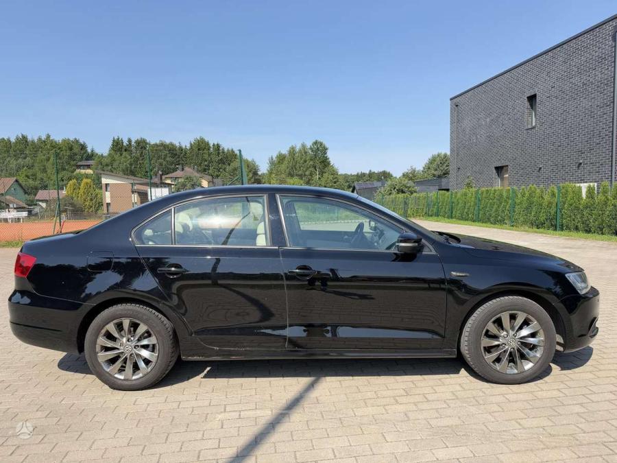 Melns Volkswagen Jetta 2014 Viļņa, ar dzinēja tilpumu 1.80 L un nobraukumu 111 tūkst. km par 3750 €, foto 5 vietnē AUTOMOTO.COM.LV