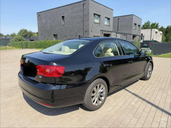 Melns Volkswagen Jetta 2014 Viļņa, ar dzinēja tilpumu 1.80 L un nobraukumu 111 tūkst. km par 3750 €, foto 5 vietnē AUTOMOTO.COM.LV