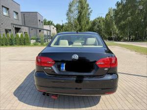 Melns Volkswagen Jetta 2014 Viļņa, ar dzinēja tilpumu 1.80 L un nobraukumu 111 tūkst. km par 3750 €, foto 7 vietnē AUTOMOTO.COM.LV