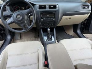 Melns Volkswagen Jetta 2014 Viļņa, ar dzinēja tilpumu 1.80 L un nobraukumu 111 tūkst. km par 3750 €, foto 13 vietnē AUTOMOTO.COM.LV
