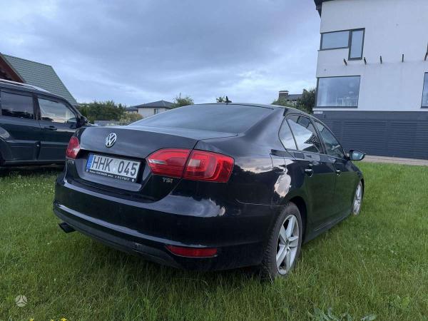 Melns Volkswagen Jetta 2014 Viļņa, ar dzinēja tilpumu 1.39 L un nobraukumu 281 tūkst. km par 2700 €, foto 2 vietnē AUTOMOTO.COM.LV