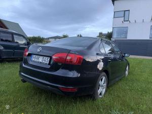 Black Volkswagen Jetta 2014 in Vilnius, with an engine capacity of 1.39 L and mileage of 281 thousand km for 2700 €, photo 3 on AUTOMOTO.COM.LV