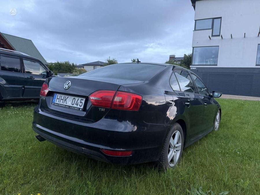 Black Volkswagen Jetta 2014 in Vilnius, with an engine capacity of 1.39 L and mileage of 281 thousand km for 2600 €, photo 3 on AUTOMOTO.COM.LV