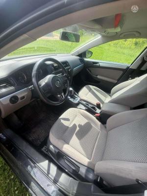 Black Volkswagen Jetta 2014 in Vilnius, with an engine capacity of 1.39 L and mileage of 281 thousand km for 2600 €, photo 4 on AUTOMOTO.COM.LV