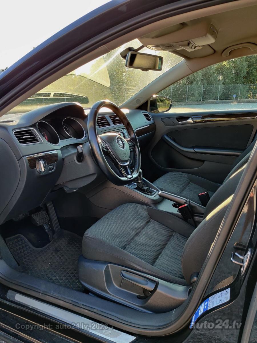 Black Volkswagen Jetta 2014 in Tallinn, with an engine capacity of 1.40 L and mileage of 138 thousand km for 7300 €, photo 10 on AUTOMOTO.COM.LV