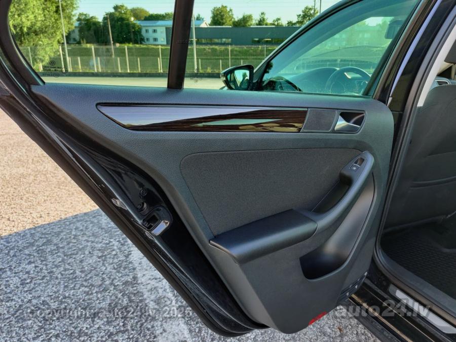Black Volkswagen Jetta 2014 in Tallinn, with an engine capacity of 1.40 L and mileage of 138 thousand km for 7300 €, photo 15 on AUTOMOTO.COM.LV