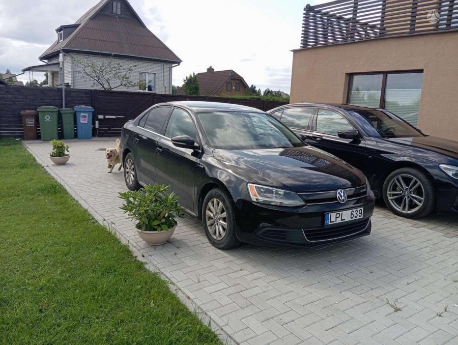 Black Volkswagen Jetta 2014 in Kaunas, with an engine capacity of 1.40 L and mileage of 250 thousand km for 5400 €, photo 1 on AUTOMOTO.COM.LV
