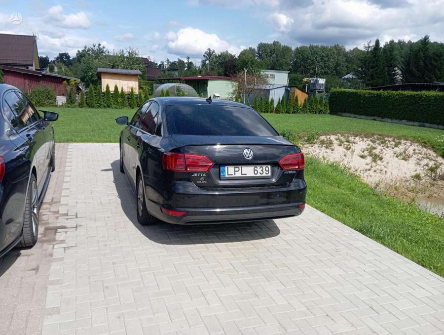 Black Volkswagen Jetta 2014 in Kaunas, with an engine capacity of 1.40 L and mileage of 250 thousand km for 5400 €, photo 4 on AUTOMOTO.COM.LV