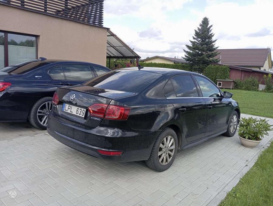 Black Volkswagen Jetta 2014 in Kaunas, with an engine capacity of 1.40 L and mileage of 250 thousand km for 5400 €, photo 5 on AUTOMOTO.COM.LV