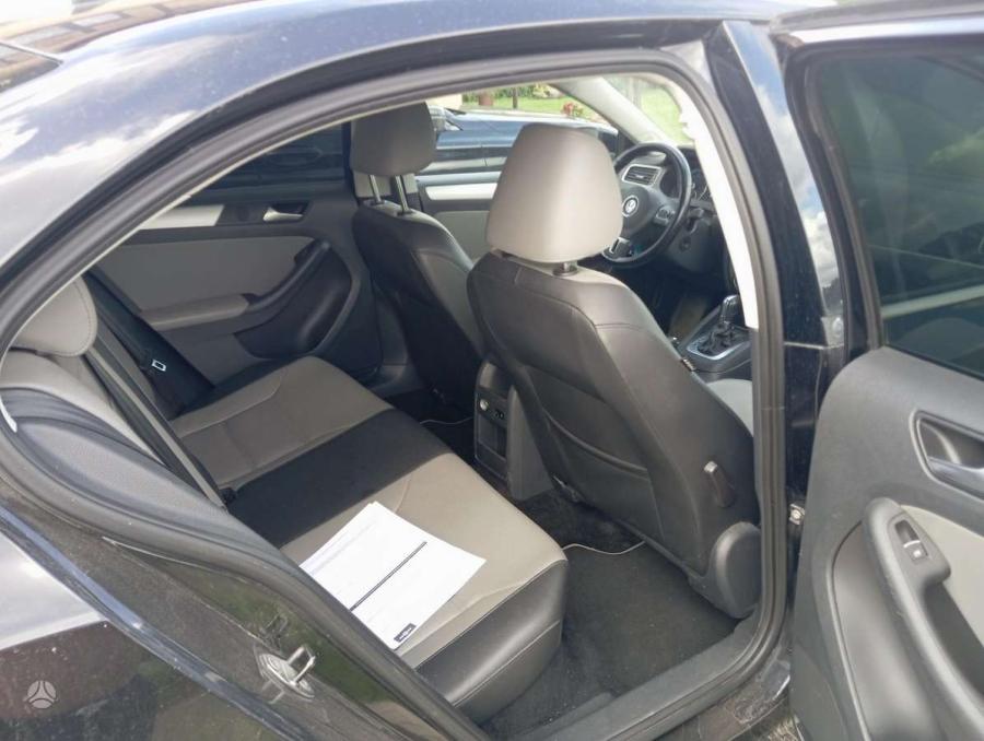 Black Volkswagen Jetta 2014 in Kaunas, with an engine capacity of 1.40 L and mileage of 250 thousand km for 5400 €, photo 6 on AUTOMOTO.COM.LV