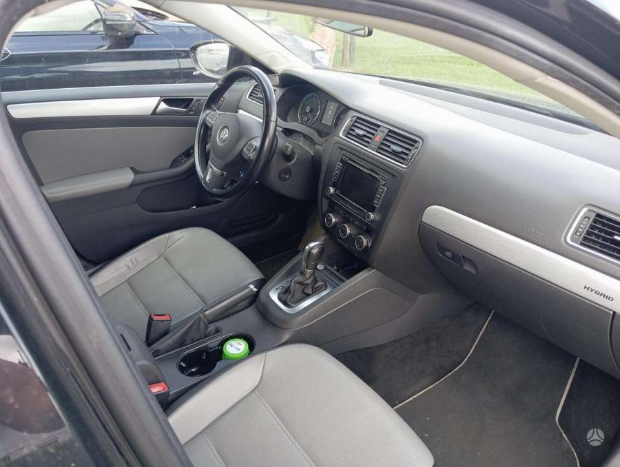 Black Volkswagen Jetta 2014 in Kaunas, with an engine capacity of 1.40 L and mileage of 250 thousand km for 5400 €, photo 7 on AUTOMOTO.COM.LV