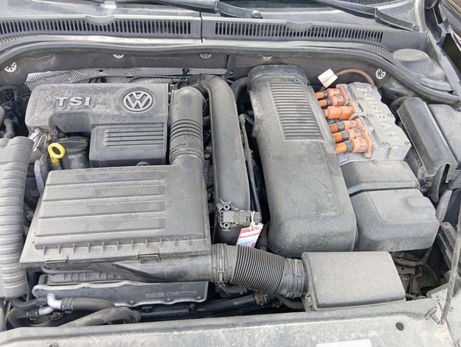 Black Volkswagen Jetta 2014 in Kaunas, with an engine capacity of 1.40 L and mileage of 250 thousand km for 5400 €, photo 8 on AUTOMOTO.COM.LV