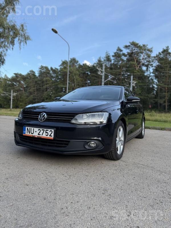 Black Volkswagen Jetta 2014 in Riga, with an engine capacity of 1.50 L and mileage of 180 thousand km for 4800 €, photo 1 on AUTOMOTO.COM.LV