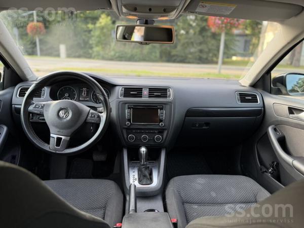 Black Volkswagen Jetta 2014 in Riga, with an engine capacity of 1.50 L and mileage of 180 thousand km for 4800 €, photo 6 on AUTOMOTO.COM.LV