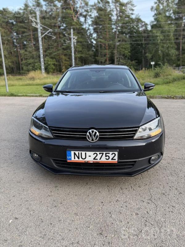 Black Volkswagen Jetta 2014 in Riga, with an engine capacity of 1.50 L and mileage of 180 thousand km for 4800 €, photo 9 on AUTOMOTO.COM.LV