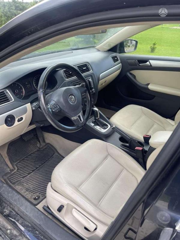 Melns Volkswagen Jetta 2014 Viļņa, ar dzinēja tilpumu 1.80 L un nobraukumu 154 tūkst. km par 1500 €, foto 5 vietnē AUTOMOTO.COM.LV