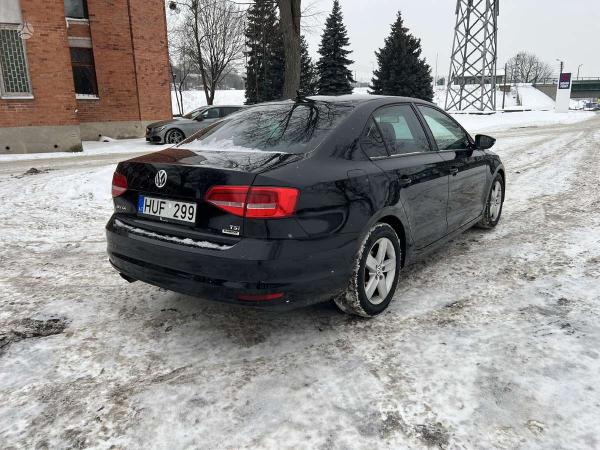 Black Volkswagen Jetta 2015 in Kaunas, with an engine capacity of 1.40 L and mileage of 327 thousand km for 4900 €, photo 3 on AUTOMOTO.COM.LV