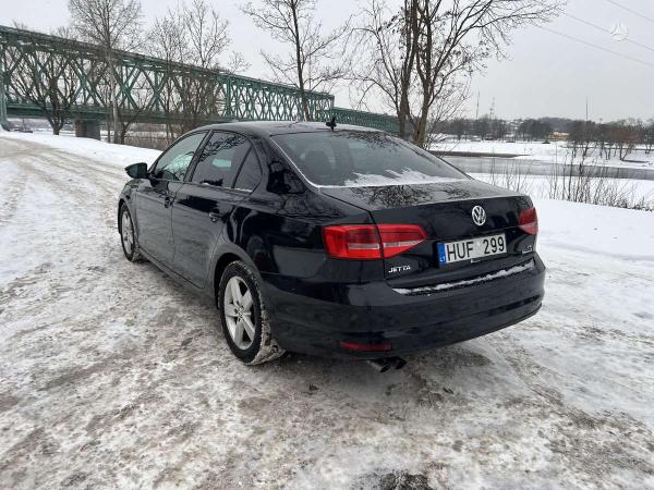 Black Volkswagen Jetta 2015 in Kaunas, with an engine capacity of 1.40 L and mileage of 327 thousand km for 4900 €, photo 4 on AUTOMOTO.COM.LV