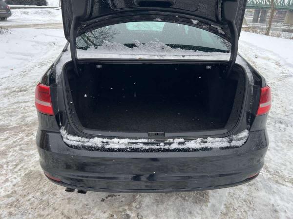 Black Volkswagen Jetta 2015 in Kaunas, with an engine capacity of 1.40 L and mileage of 327 thousand km for 4900 €, photo 6 on AUTOMOTO.COM.LV