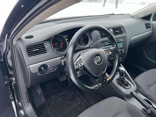 Black Volkswagen Jetta 2015 in Kaunas, with an engine capacity of 1.40 L and mileage of 327 thousand km for 4900 €, photo 10 on AUTOMOTO.COM.LV