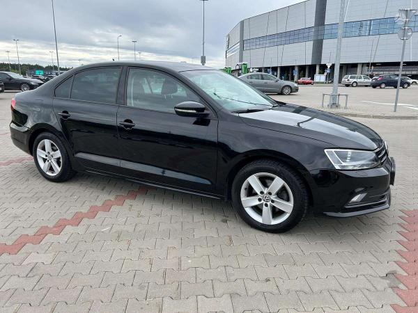Black Volkswagen Jetta 2015 in Vilnius, with an engine capacity of 1.97 L and mileage of 203 thousand km for 5990 €, photo 4 on AUTOMOTO.COM.LV