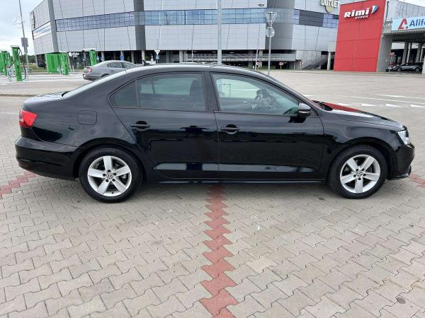 Black Volkswagen Jetta 2015 in Vilnius, with an engine capacity of 1.97 L and mileage of 203 thousand km for 5990 €, photo 5 on AUTOMOTO.COM.LV