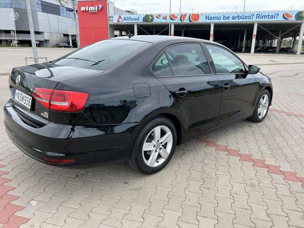 Black Volkswagen Jetta 2015 in Vilnius, with an engine capacity of 1.97 L and mileage of 203 thousand km for 5990 €, photo 6 on AUTOMOTO.COM.LV