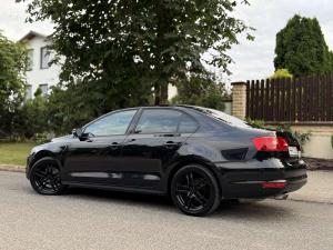 Melns Volkswagen Jetta 2015 Viļņa, ar dzinēja tilpumu 1.40 L un nobraukumu 280 tūkst. km par 4450 €, foto  vietnē AUTOMOTO.COM.LV